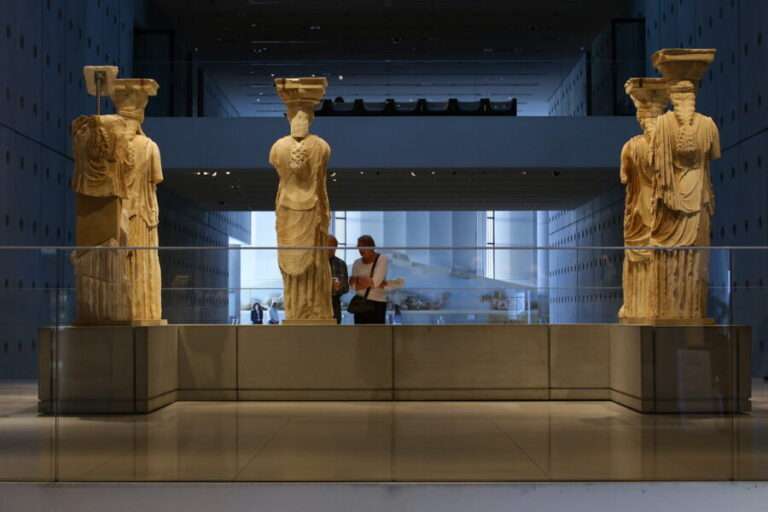14 Most Famous Sculptures in the Louvre Museum – World by Isa
